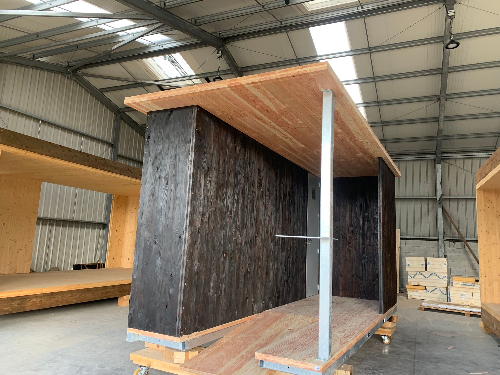 Module bois CLT construit hors-site en bois brulé autonome en énergie ...